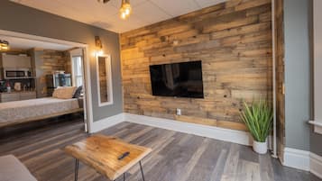 Loft, 2 quartos, vista para o rio | Sala de estar | Smart TV de 75 de polegadas com canais digitais, lareira, Netflix