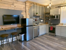 Loft, 2 quartos, vista para o rio | Cozinha privada | Um frigorífico/congelador grande, um micro-ondas, um forno