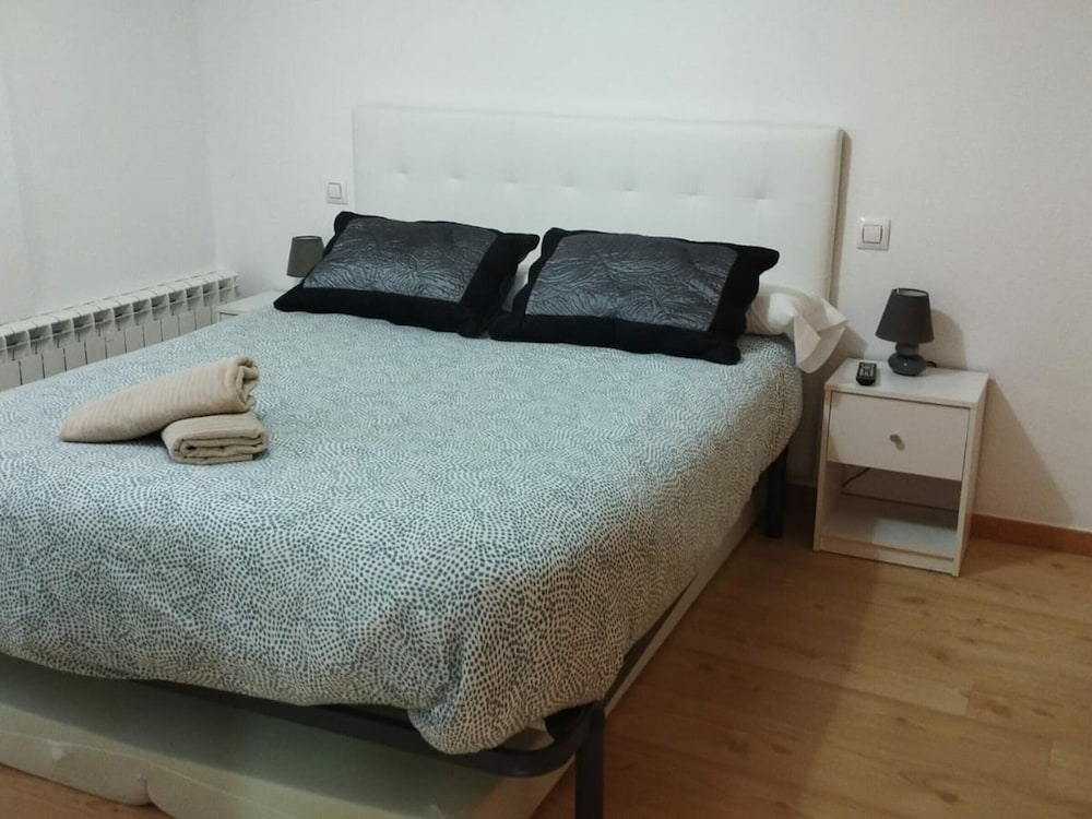Apartamento Acogedor Con Piscina Y Parking Cerca Del Centro De Jaca - Jaca