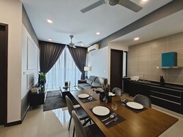 Apartamento sênior | Área de estar | Smart TV 40 polegadas com canais digitais, escritórios