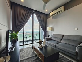 Apartamento sênior | Área de estar | Smart TV 40 polegadas com canais digitais, escritórios