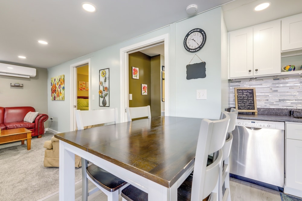 Close To Colleges: Worcester Apt W/ Lake Access! - Worcester, MA