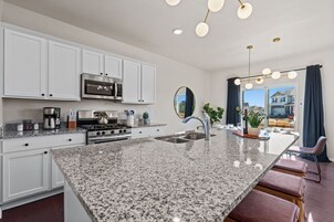 Casa, várias camas, pátio, vista para o jardim (1667 Whiteley Dr. Windsor) | Cozinha privada | Um frigorífico, um micro-ondas, um forno, uma placa de cozinha 