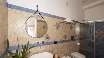 Quarto Clássico, terraço | Casa de banho | Um polibã, artigos de higiene pessoal grátis, um secador de cabelo
