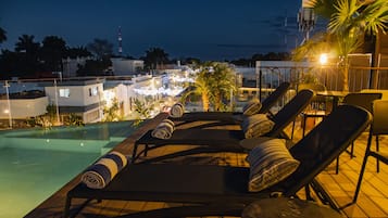 Piscina exterior, espreguiçadeiras