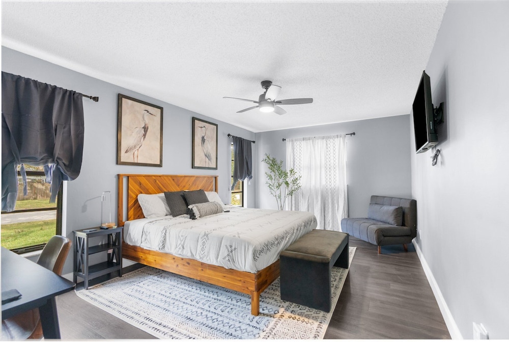 Adventure Coast: 2br-2ba, Near Springs, Beach, Hot Tub - Weeki Wachee, FL