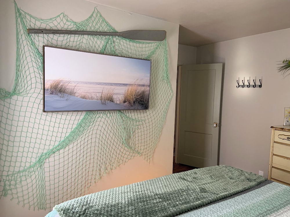 Dunes Cottage - Sleeps 8 - 3bd/2 Baths - New Buffalo, MI