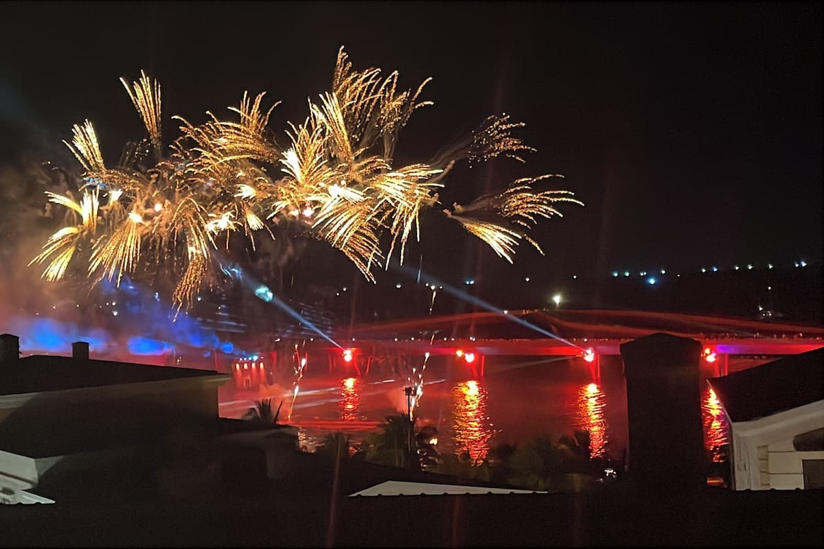 Apartamento Panorâmico, 2 quartos, vista para o oceano, em frente ao mar | Sala de estar | Televisor LCD de 30 polegadas com canais por cabo, impressoras