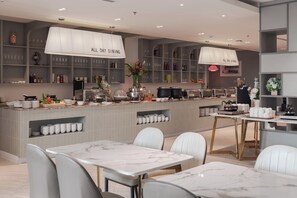 Pequeno-almoço preparado no momento diário (450 THB por pessoa)