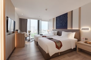 Quarto Twin Deluxe | Minibar com produtos grátis, secretária, quartos insonorizados