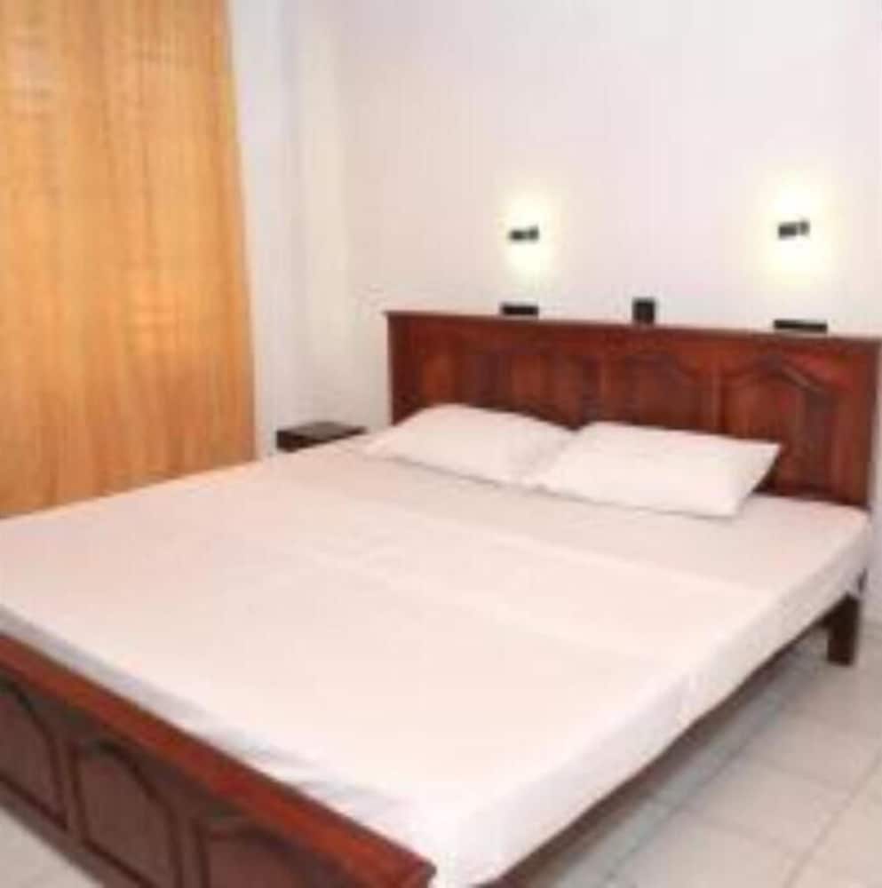 Wave Crest Residence - Hikkaduwa