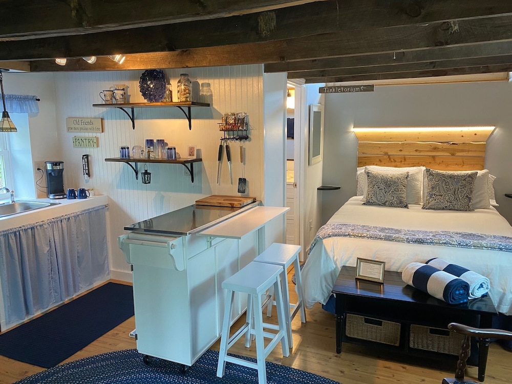 Studio with quiet, bucolic, country setting w/hiking trails, pond, and ...