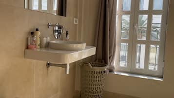 Apartamento conforto | Banheiro | Chuveiro com efeito de chuva, secador de cabelo, toalhas de banho