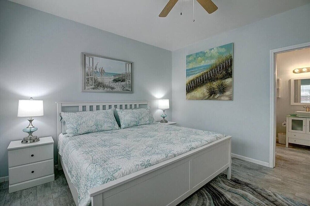 SIV15 - Cute first floor 2B2B beach condo, pool view, private beach ...