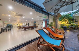 Piscina externa, guarda-sóis, espreguiçadeiras