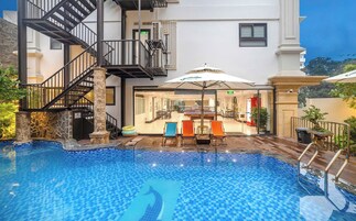 Piscina exterior, guarda-sóis, espreguiçadeiras 