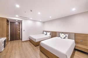 Quarto Triplo Deluxe, varanda | Minibar, secretária, cortinas/cortinados opacos, quartos insonorizados 
