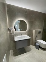 Quarto Quádruplo, varanda, no rés do chão | Casa de banho | Um secador de cabelo, um bidé, toalhas fornecidas, papel higiénico 