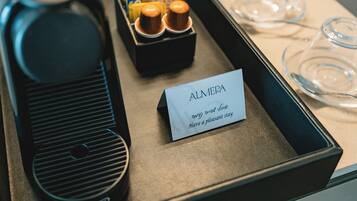 Uma bandeja com cartão de nome indicando "ALMERA" e a mensagem "Este é o seu quarto. Tenha uma estadia agradável."