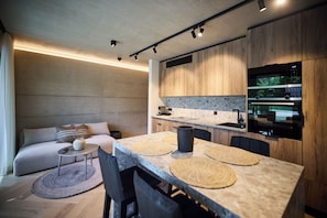 Apartamento conforto, sacada, vista para a montanha | Área de estar | Smart TV 55 polegadas com canais a cabo, Netflix, pisos aquecidos