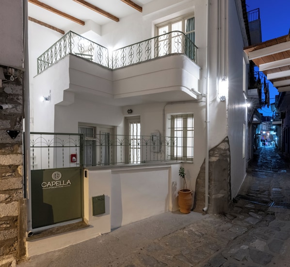 Fachada do alojamento (tarde/noite)