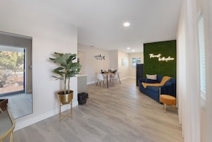 Apartamento Presidencial, 2 quartos, kitchenette | Sala de estar | Televisor LCD de 50 de polegadas com canais digitais, Netflix, Hulu