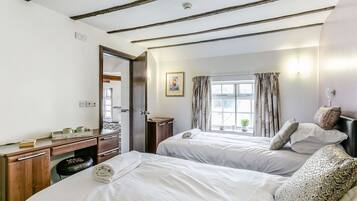 18 quartos, com decoração personalizada, com mobília individualizada