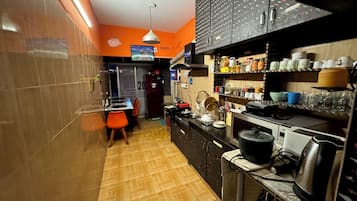 Uma cafeteira/bule, uma chaleira elétrica
