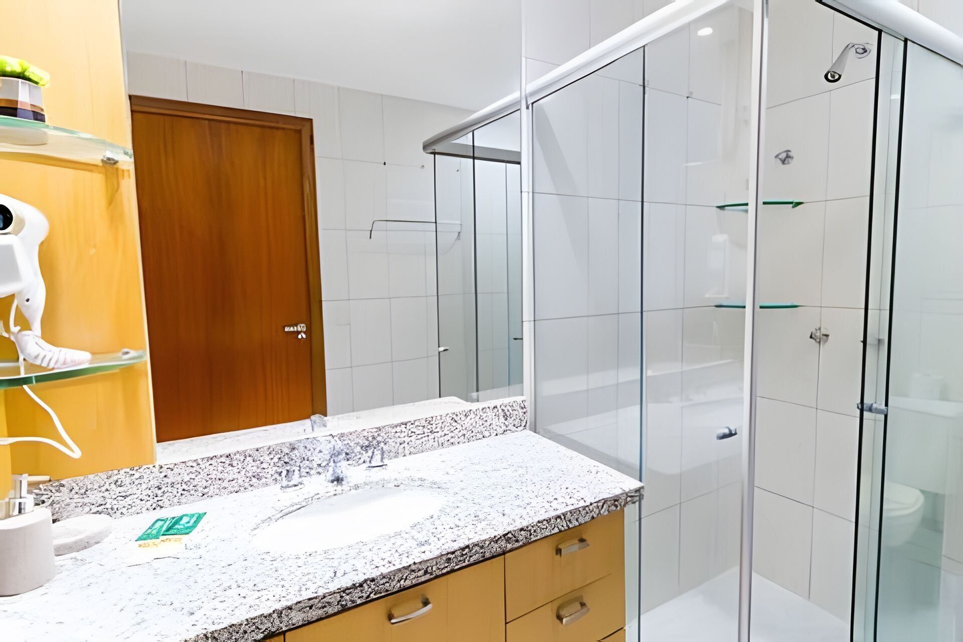 Apartamento Básico | Casa de banho | Um polibã, artigos de higiene pessoal grátis 