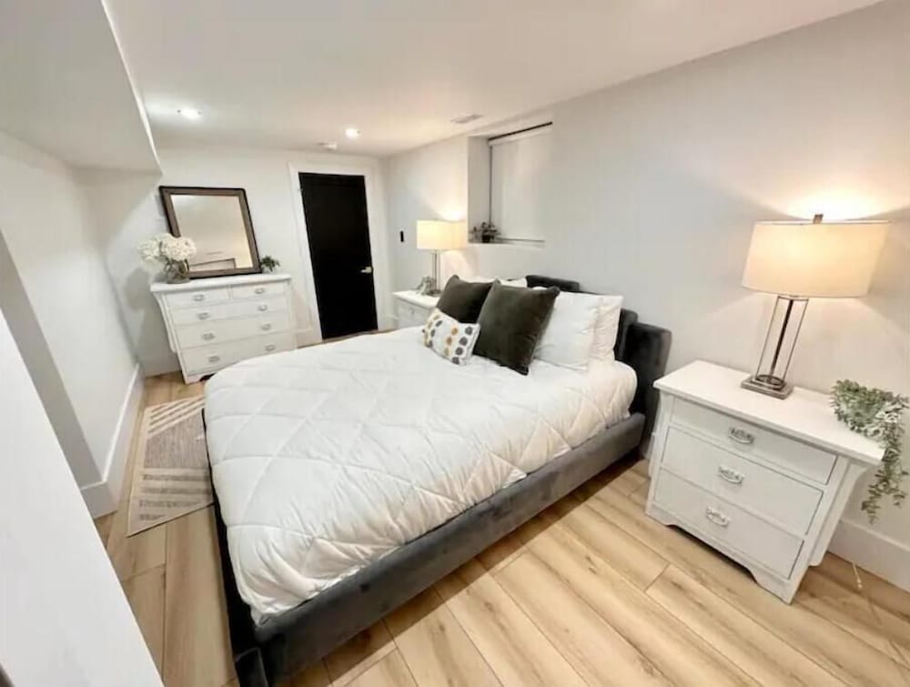 Modern, Bright, Spacious 2 Bedroom Guest Suite - Entire Separate ...