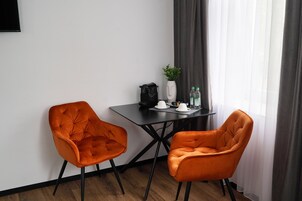 Quarto Duplo Deluxe | Com decoração personalizada, secretária 