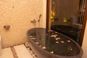 Quarto Duplo de Luxo, 1 cama king-size, acesso à piscina, vista para a piscina | Casa de banho | Artigos de higiene pessoal grátis, um secador de cabelo, um bidé 