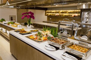 Café da manhã com buffet grátis todos os dias