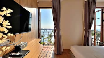 Quarto Duplo Deluxe, 1 cama queen-size, varanda, vista para o mar | Sala de estar | Televisor LCD de 32 polegadas com canais por cabo