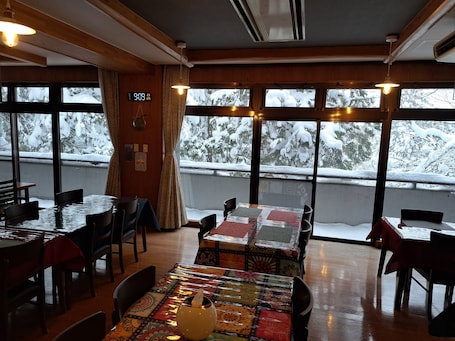 Dormitório Partilhado Comfort, não fumadores, vista para a montanha | Sala de estar | Smart TV de 65 polegadas com canais por cabo, lareira