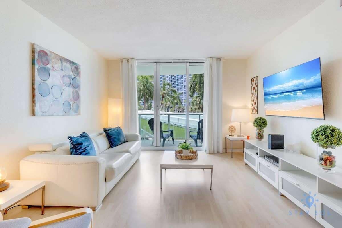 Beachfront Haven: Pools, Direct Ocean Access - Hollywood, FL