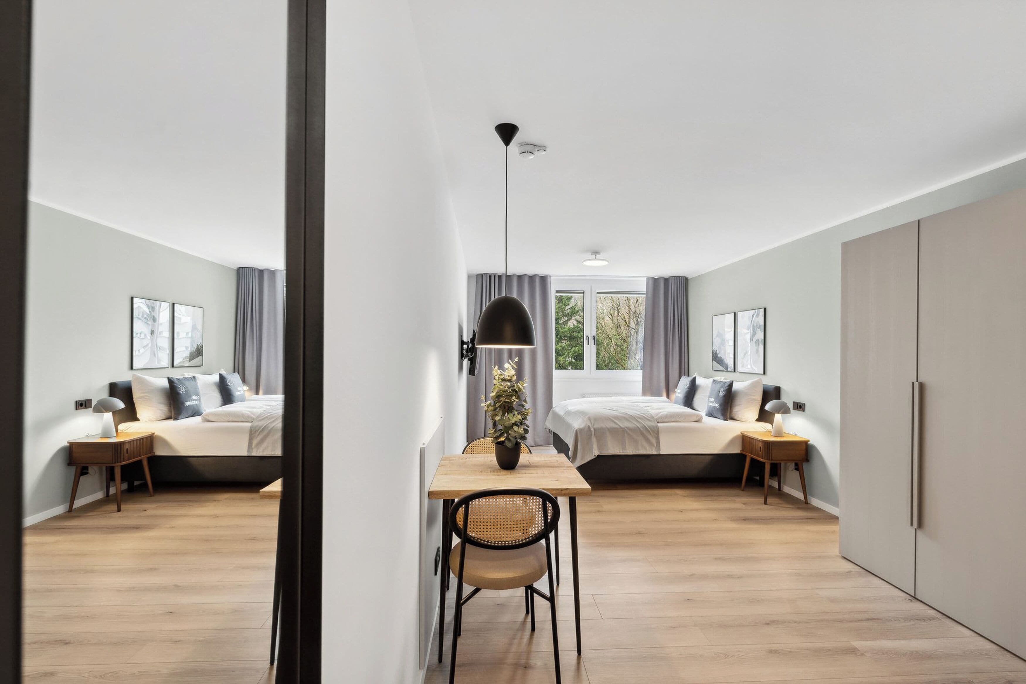 Queen Room | Com decoração personalizada, com mobília individualizada, secretária 