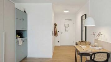 Queen Room | Com decoração personalizada, com mobília individualizada, secretária