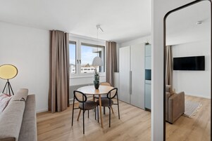 Queen Room with sofa bed | Área de estar | TV de tela plana 50 polegadas com canais a cabo