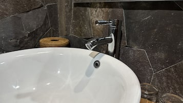 Um polibã, um chuveiro fixo, artigos de higiene pessoal grátis