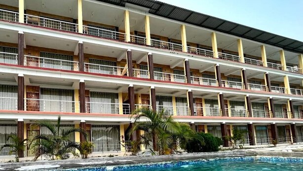 Um hotel com várias varandas e uma piscina.