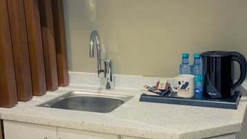 Quarto solteiro luxo, 1 cama King | Cozinha privada | Produtos de limpeza biodegradáveis disponíveis, toalhas de papel