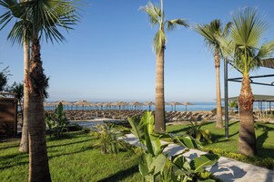 Uma praia privada, toldos de praia gratuitos, espreguiçadeiras 