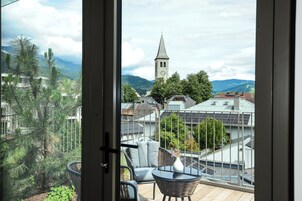 Roupas de cama antialérgicas, frigobar, cofres nos quartos, escrivaninha