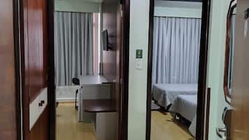 Apartamento Superior Conjugado | Frigobar, escrivaninha, cortinas blackout, ferros/tĂĄbuas de passar roupa