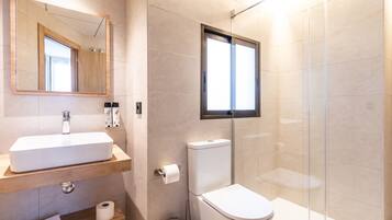 Quarto casal standard | Banheiro | Chuveiro, secador de cabelo, toalhas de banho