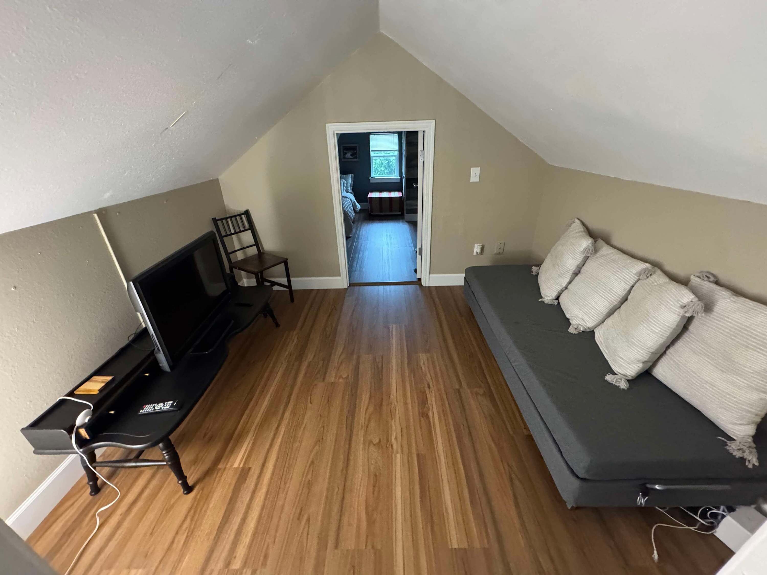 Book A Riverside Stay W/hot Tub-sleeps 17 +Parking - Lawton, OK