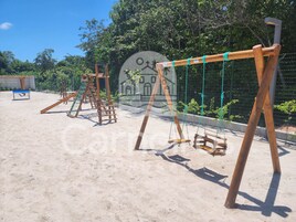 Um parquinho com balanços e estruturas de escalada.