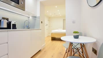 Lower Ground Floor Studio | Área de estar | TV de tela plana, pisos aquecidos