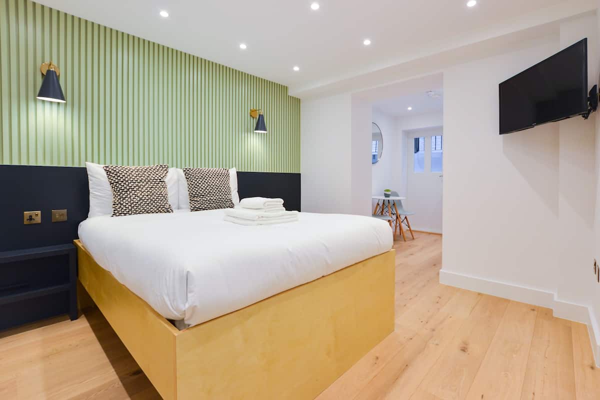 Lower Ground Floor Studio | 1 quarto, roupas de cama antialérgicas, ferros/tábuas de passar roupa